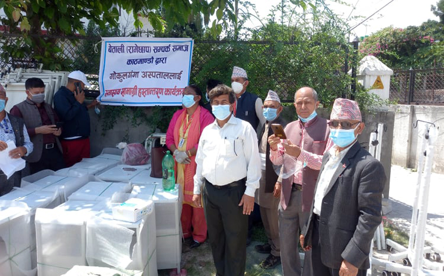 वेताली रामेछाप सम्पर्क समाजद्वारा गोकुलगंगा अस्पताललाई स्वास्थ्य ...